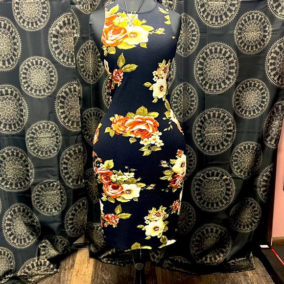 iris | Dresses | Iris Floral Medium Body Con Dress | Poshmark